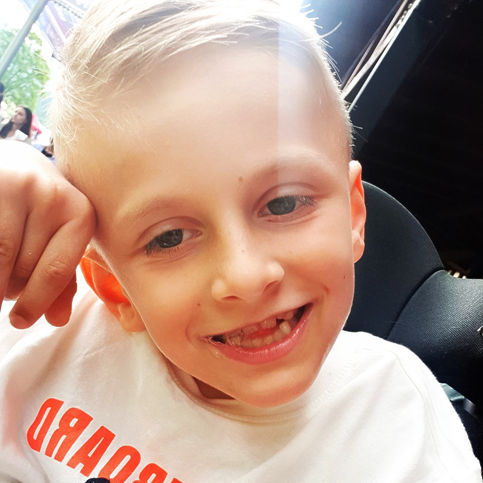 ĽudiaĽuďom.sk - Malý bojovník Adamko chce "makať" na sebe